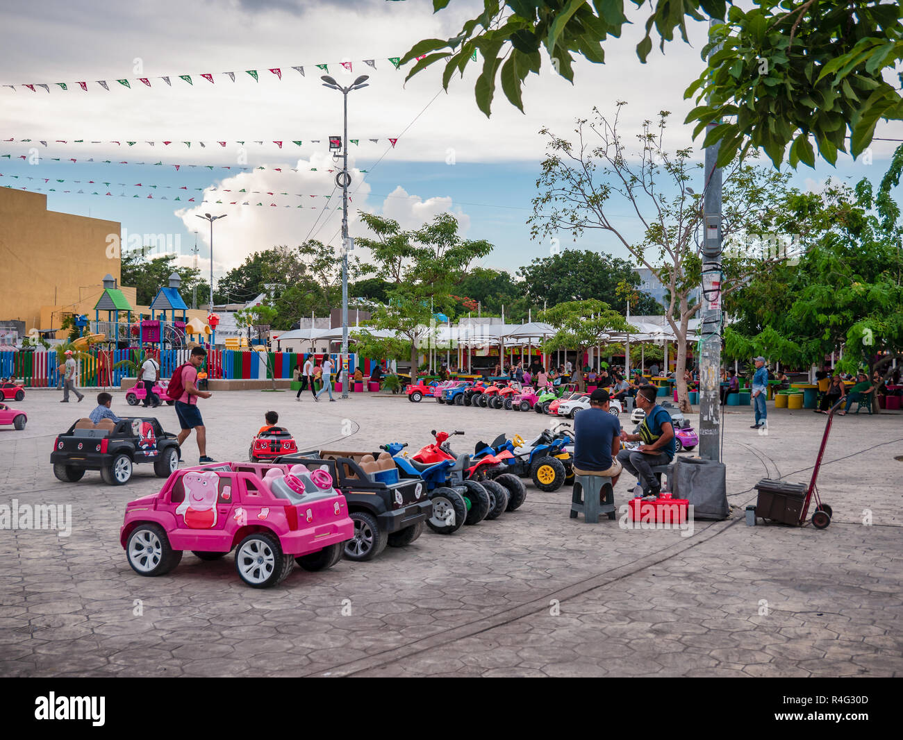 Children's Car Carousel in the square, El Parque de las Palapas, Cancún ...