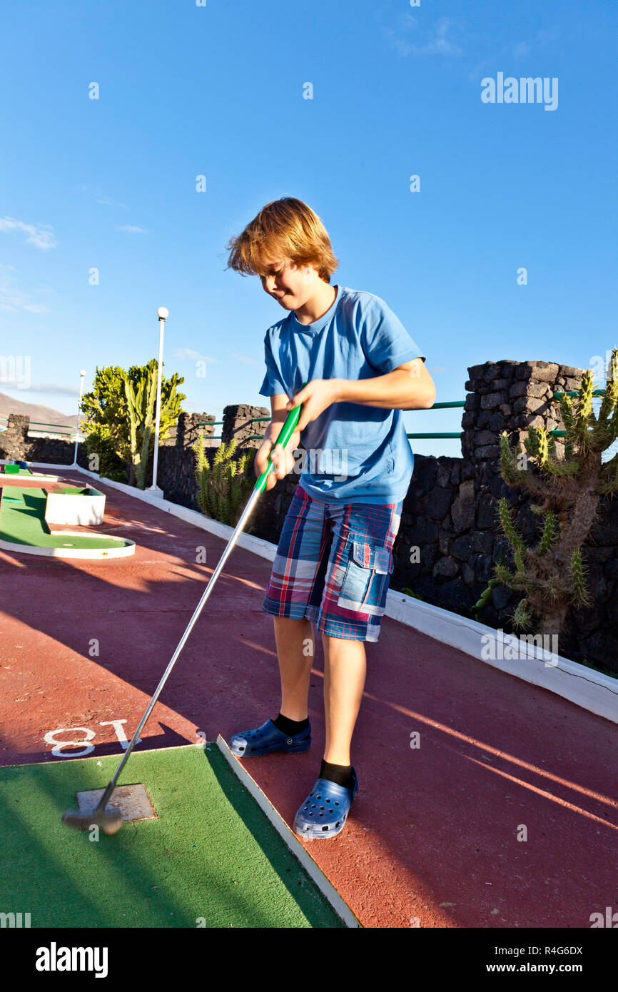 boy playing mini golf in the course Stock Photo - Alamy
