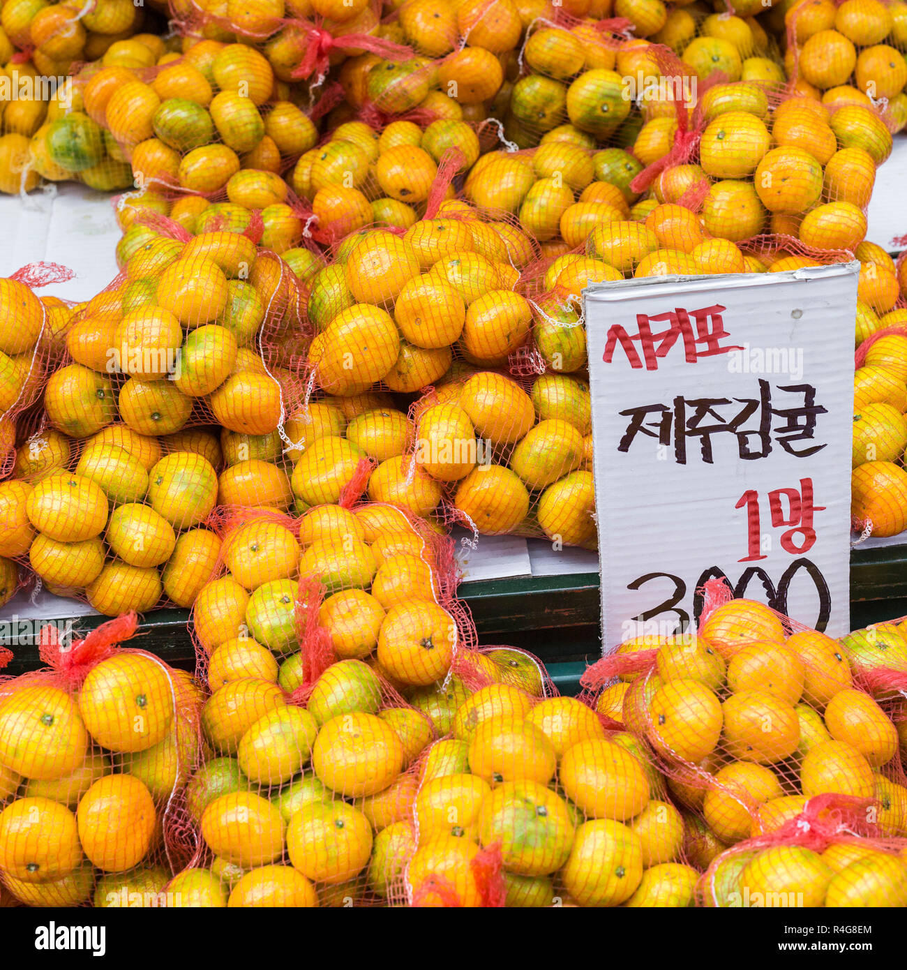 Fresh oranges for sale at korean market Stock Photo - Alamy