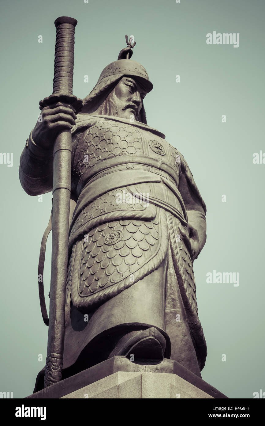 Statue of Admiral Yi Sunsin on Gwanghwamun plaza in Seoul, South Korea ...