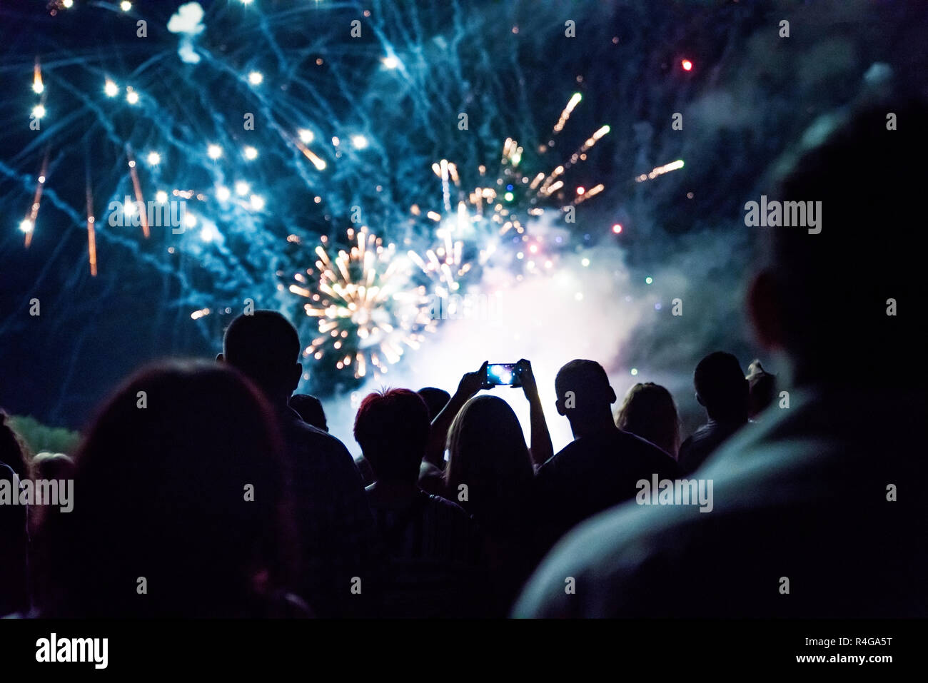 Crowd watching dancer hi-res stock photography and images - Alamy