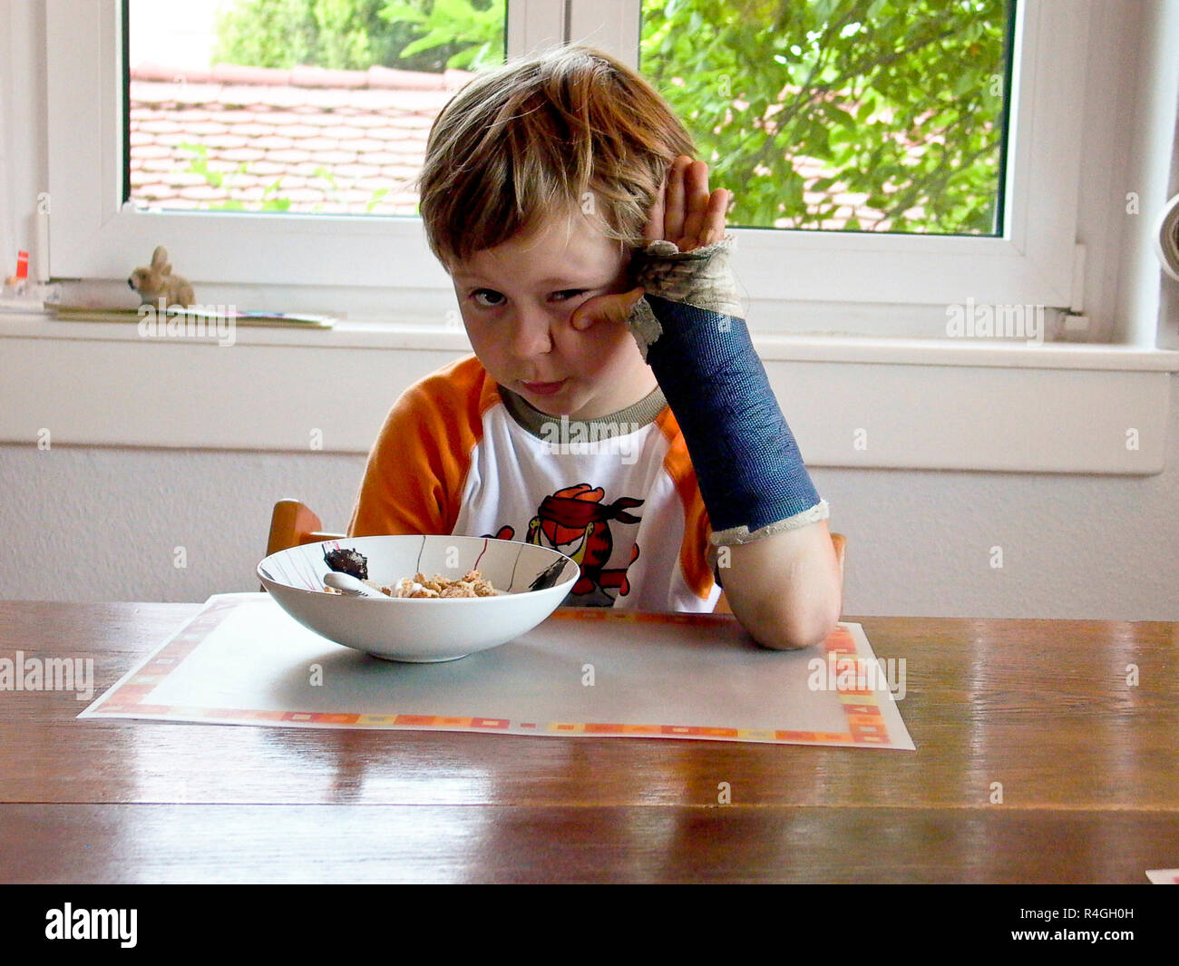 Boy arm cast smile hi-res stock photography and images - Alamy