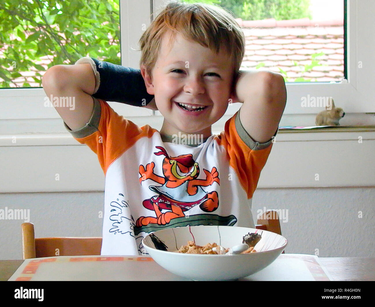Boy arm cast smile hi-res stock photography and images - Alamy