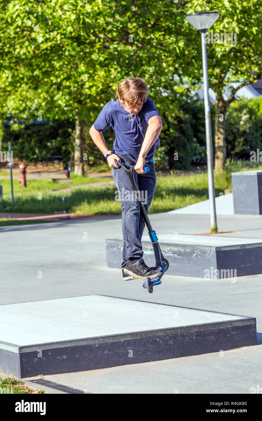 Push box ramp hi-res stock photography and images - Alamy