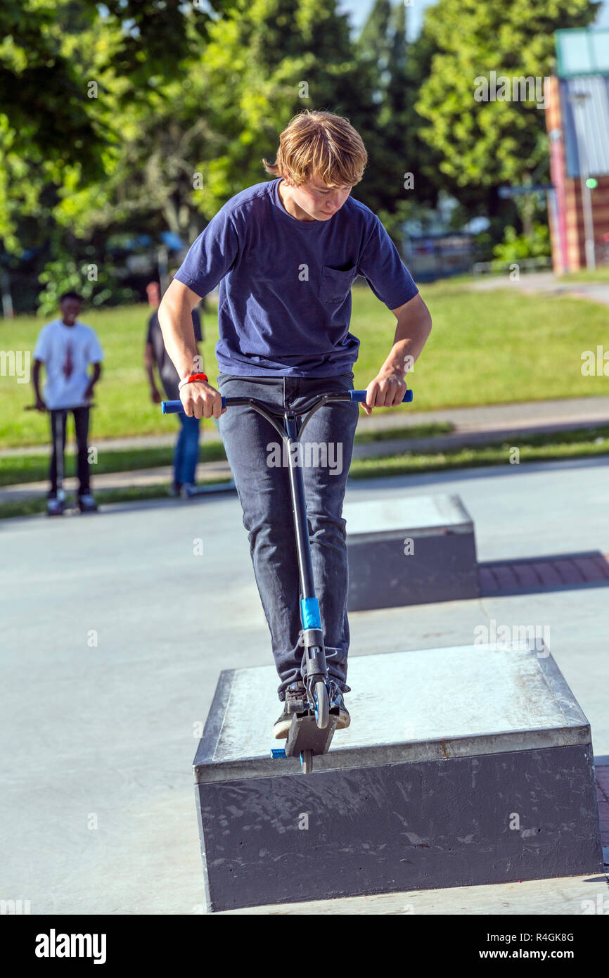 Push box ramp hi-res stock photography and images - Alamy
