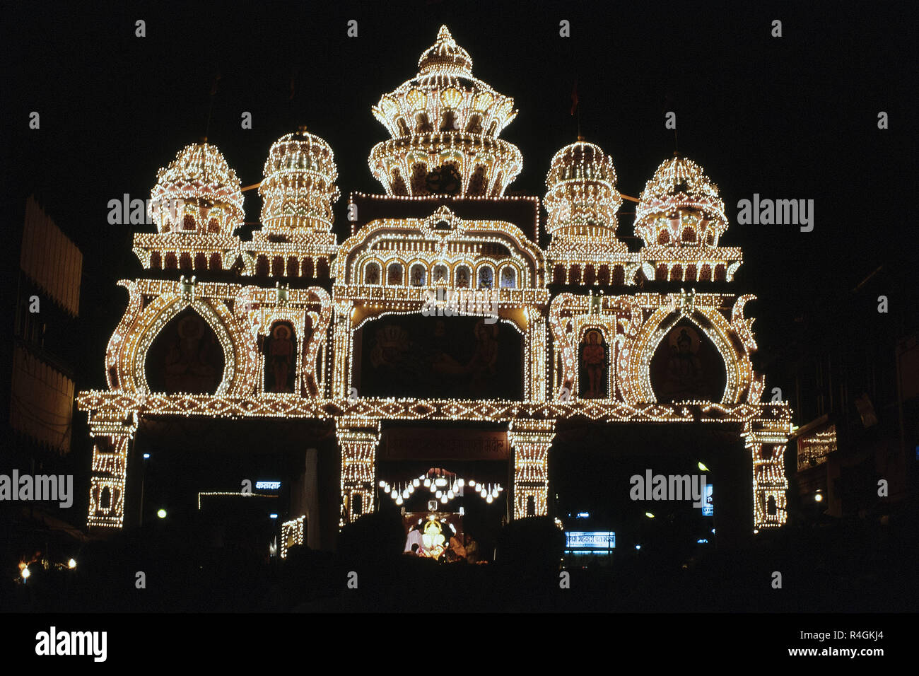 Dagadusheth halwai ganapati temple hi-res stock photography and images ...