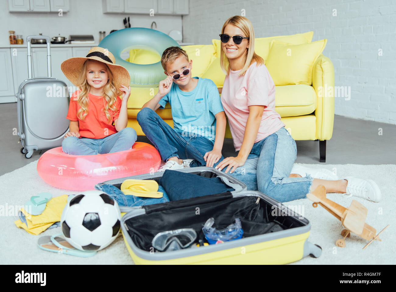 happy family packing baggage for summer vacation, travel concept Stock ...