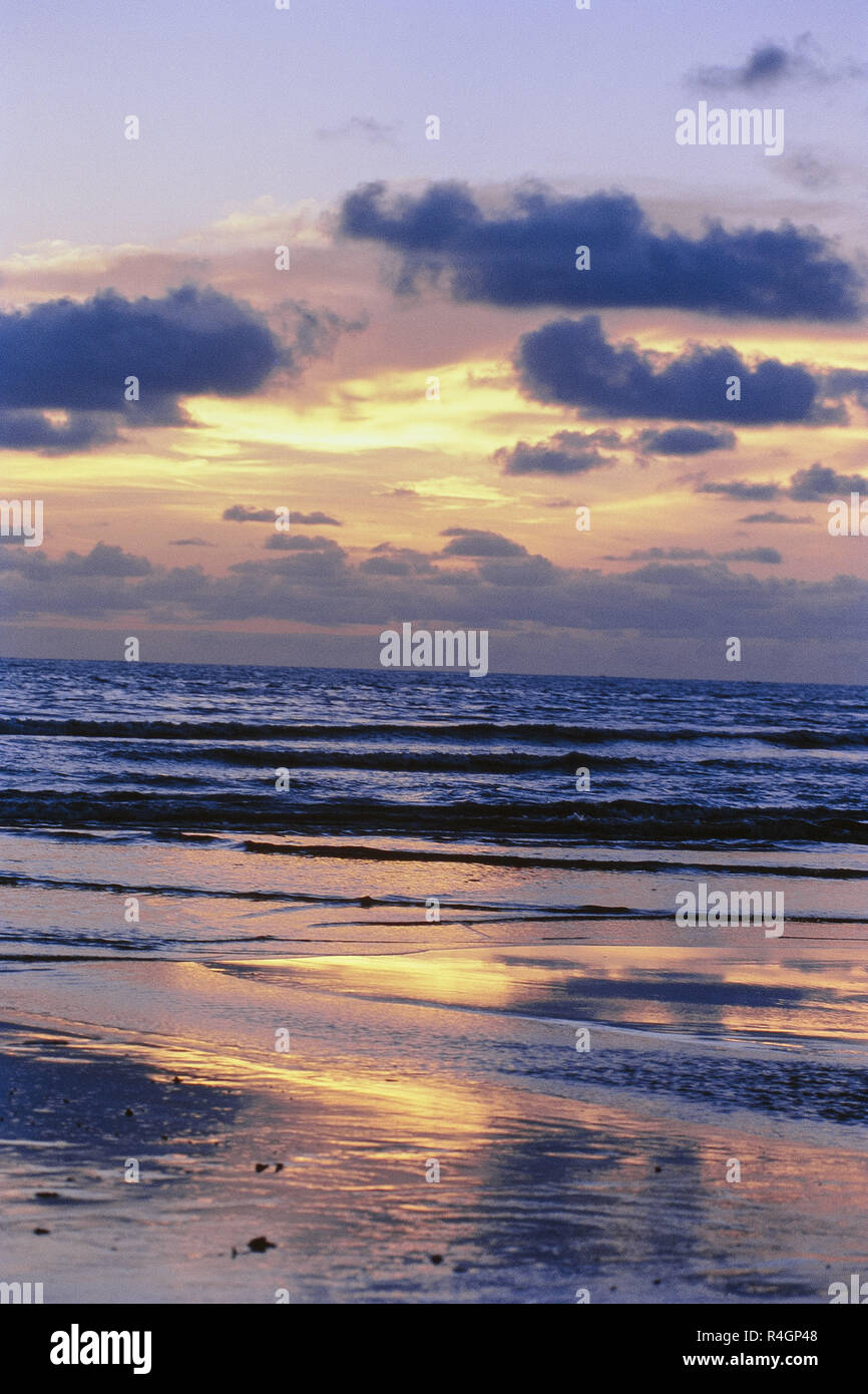 Mumbai beach sunset hi-res stock photography and images - Alamy
