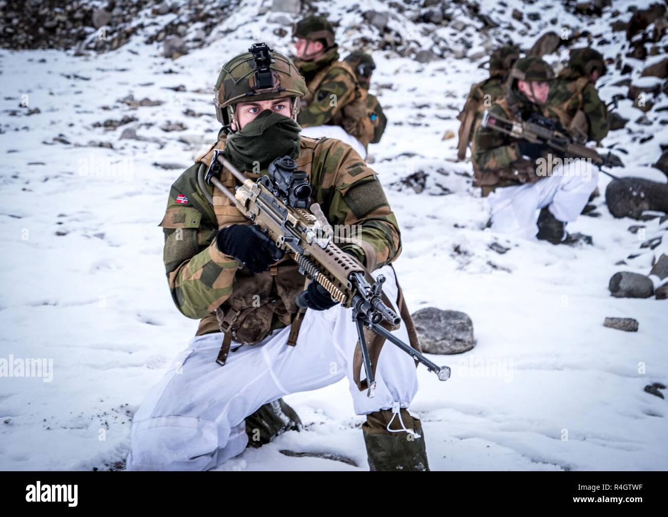 Norwegian soldiers train in the snow near Røros, Norway during Trident ...