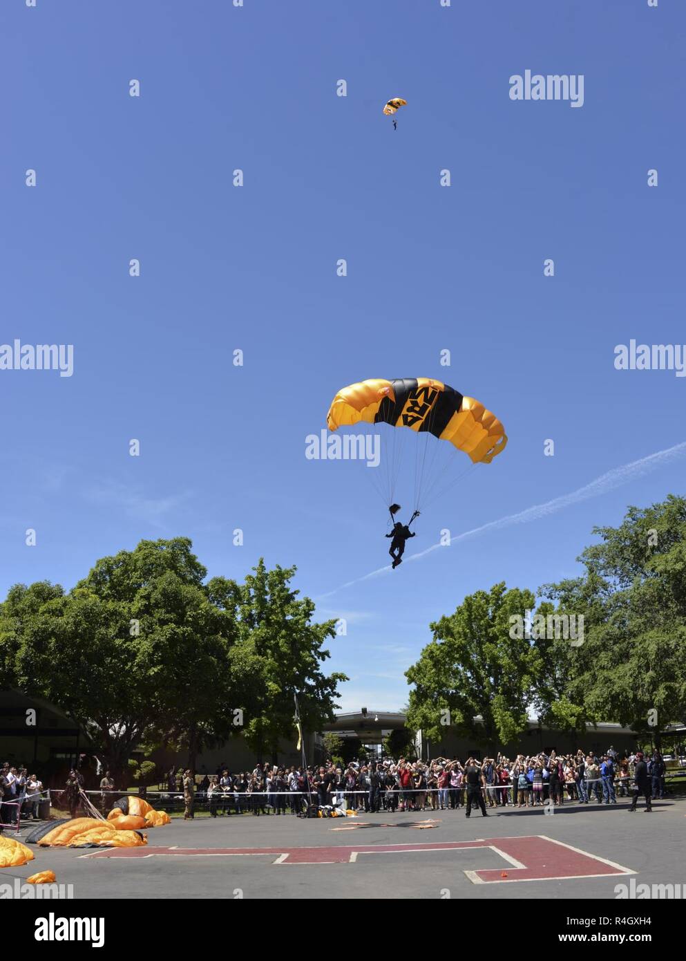 Us army golden knights perform hi-res stock photography and images - Alamy