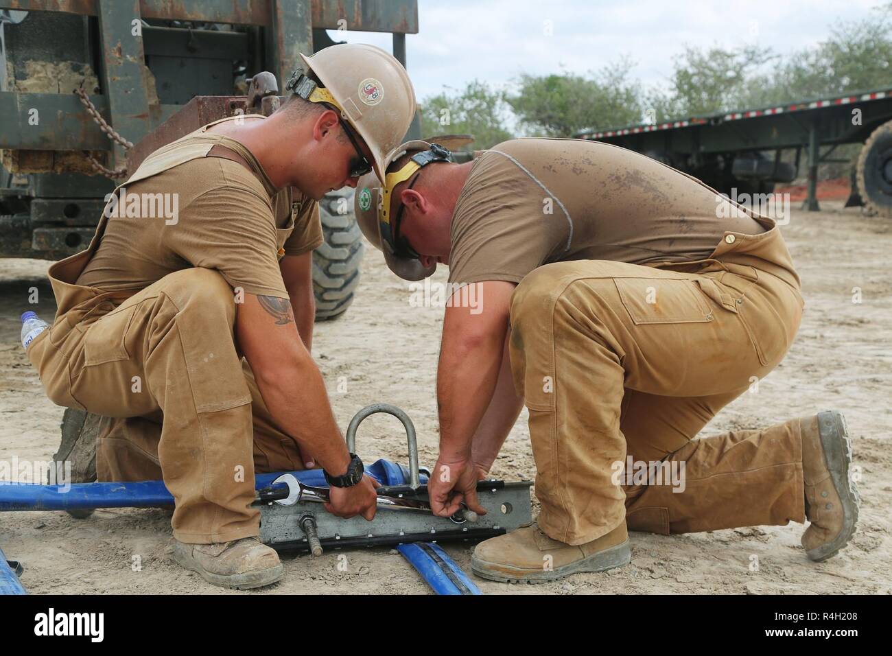 U s navy chief equipment operator hi-res stock photography and images ...