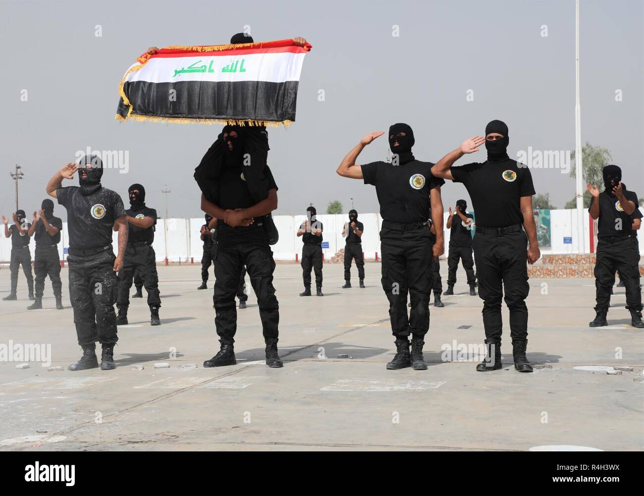 Iraqi police guard a school hi-res stock photography and images - Alamy
