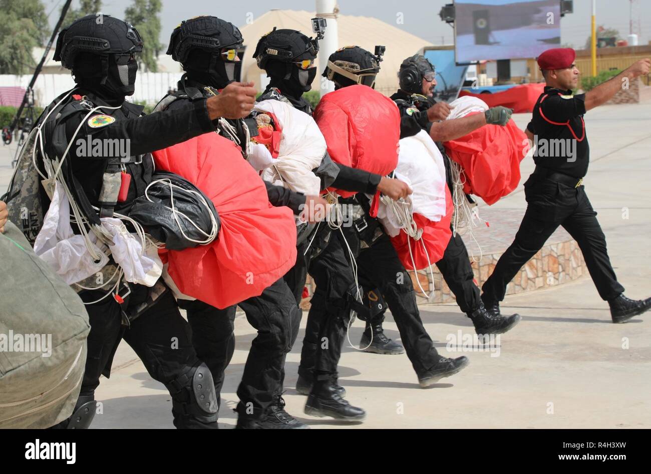 Iraqi police guard a school hi-res stock photography and images - Alamy