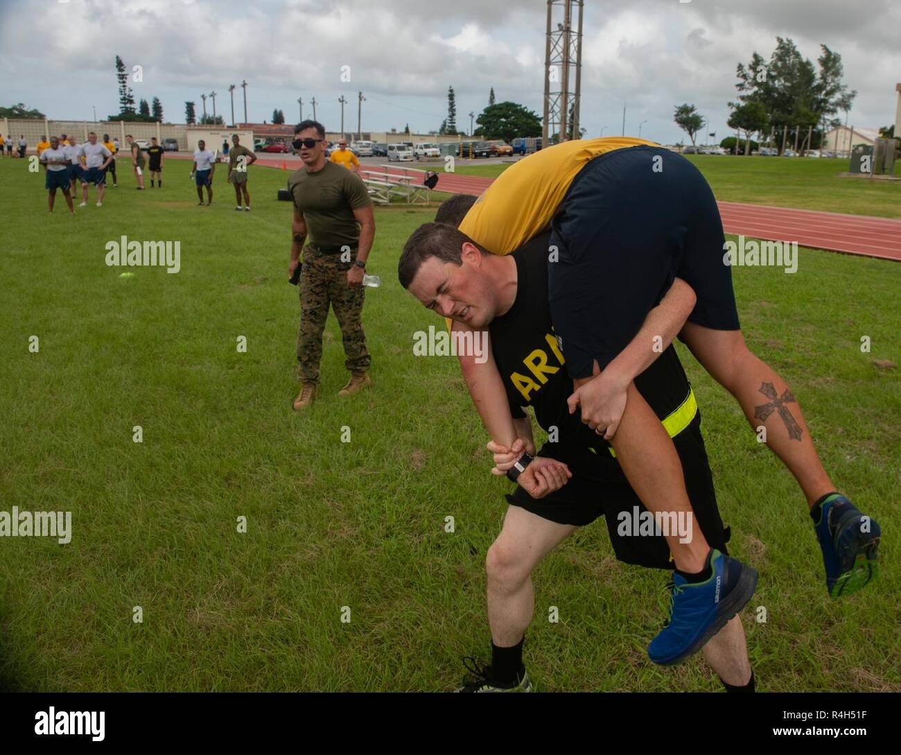Us soldiers carry wounded army hi-res stock photography and images - Alamy