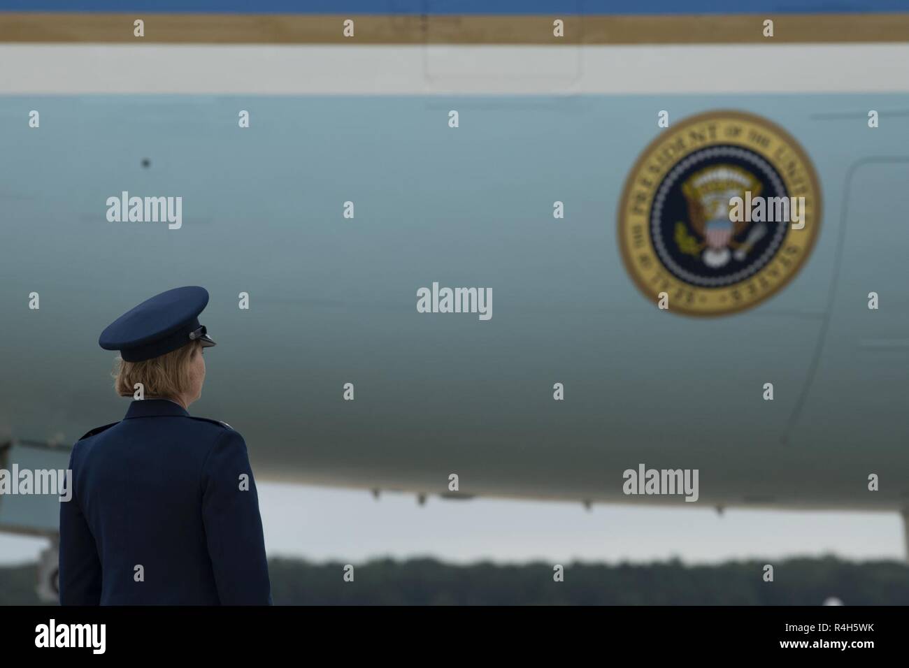 Col. Rebecca Sonkiss, 89th Airlift Wing commander, prepares to greet ...