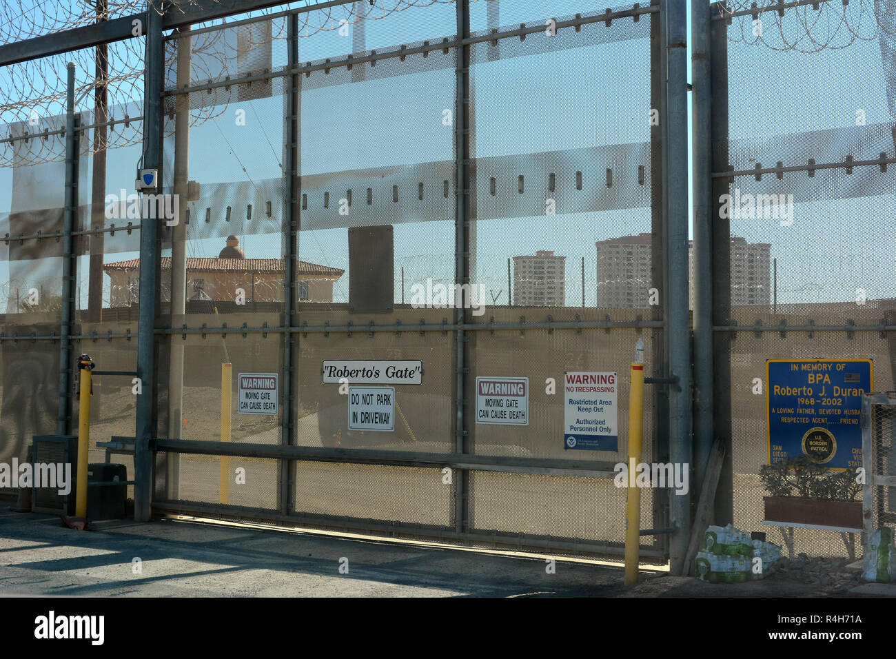 Border fence gate hi-res stock photography and images - Alamy