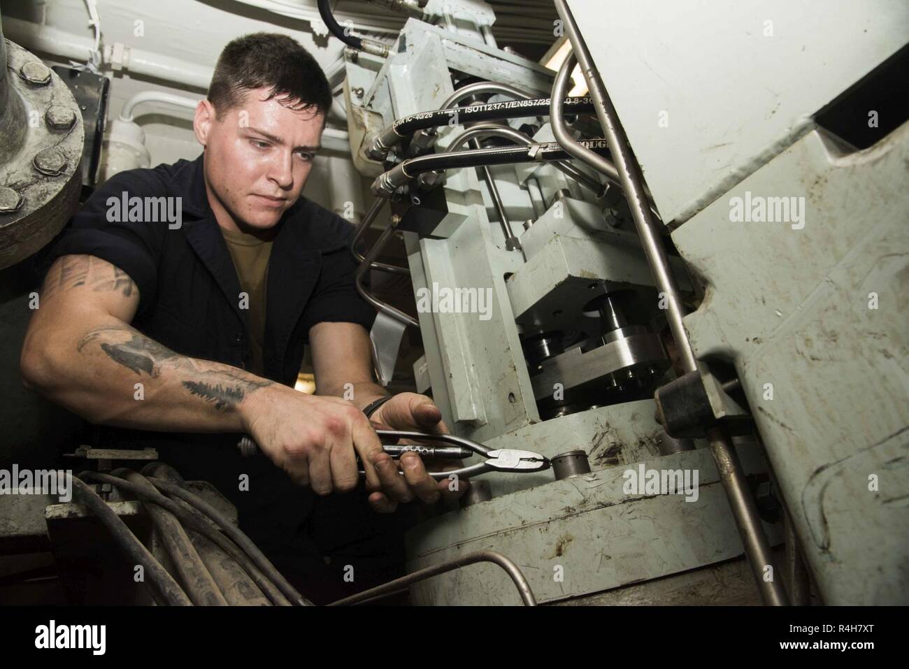 PORTSMOUTH, Va. (Oct. 3, 2018) Airman Matthew Hollinger, from York, Pa ...
