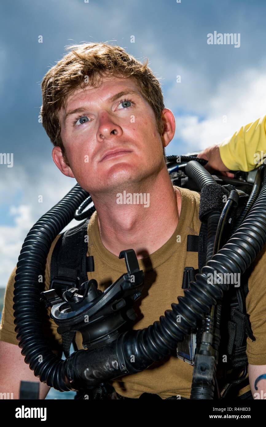 Closed circuit breathing apparatus hi-res stock photography and images ...