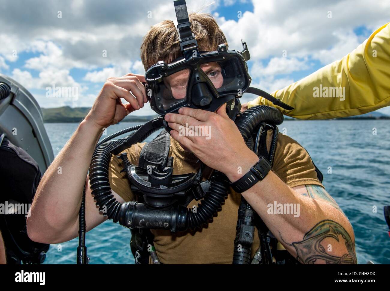 Closed circuit breathing apparatus hi-res stock photography and images ...