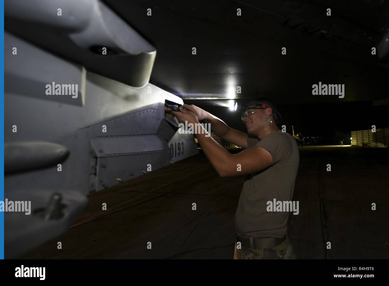 Weapons pylon hi-res stock photography and images - Alamy