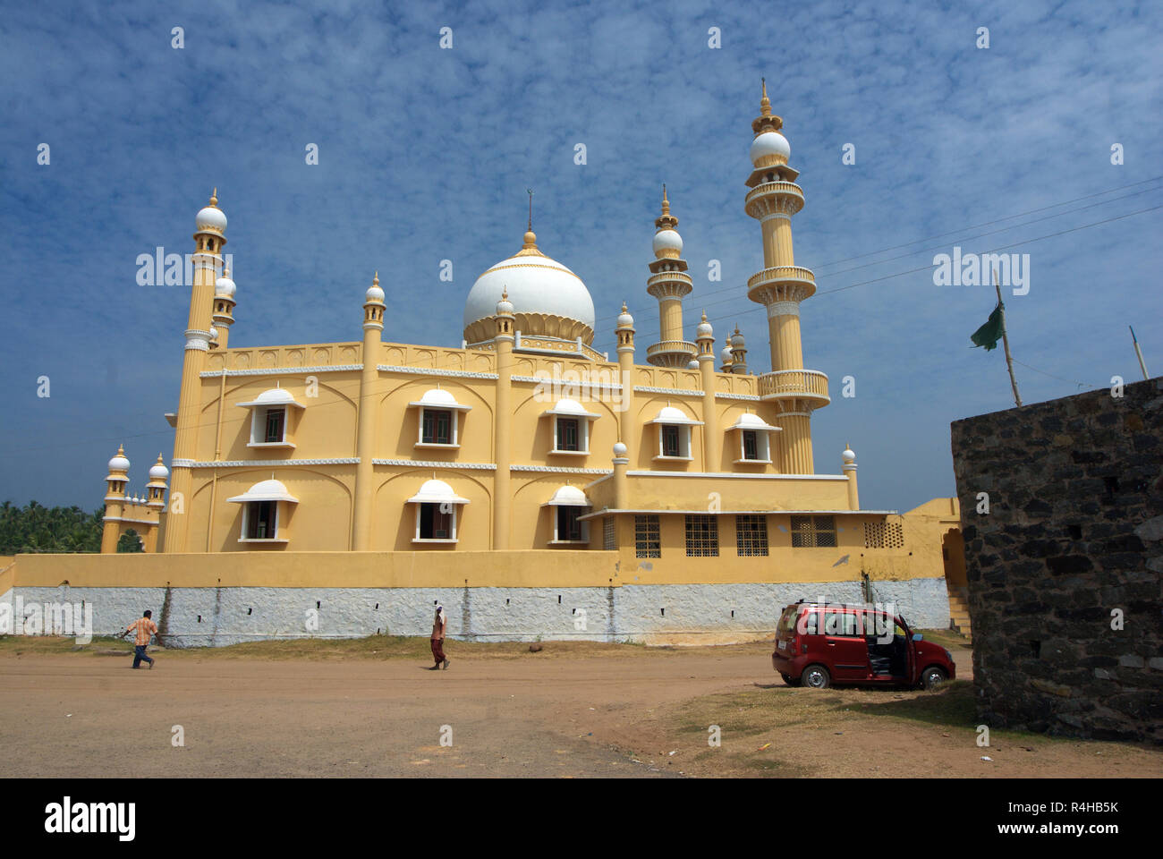 Exterior view of mosque Stock Photo - Alamy