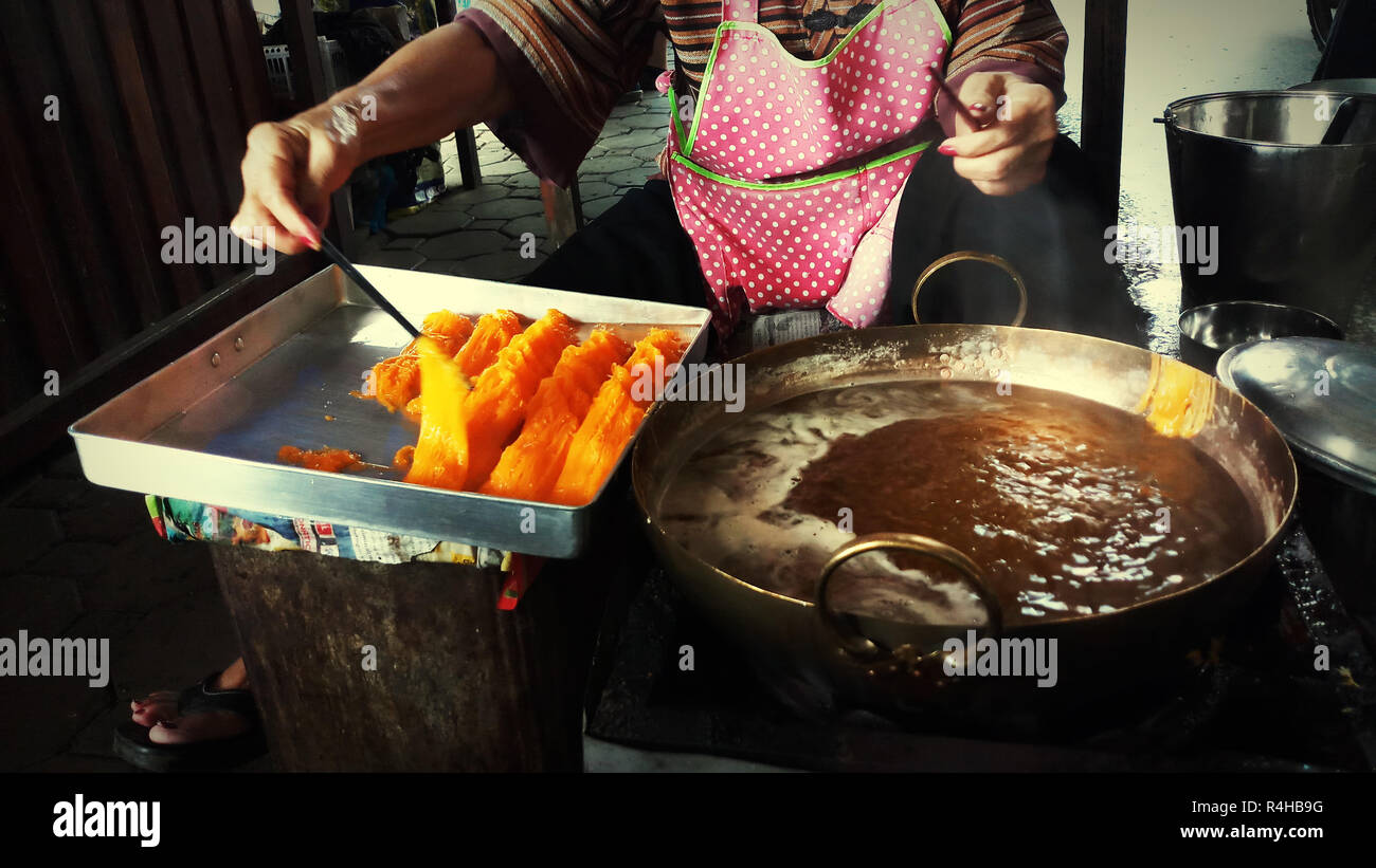 Golden threads thai dessert hi-res stock photography and images - Alamy