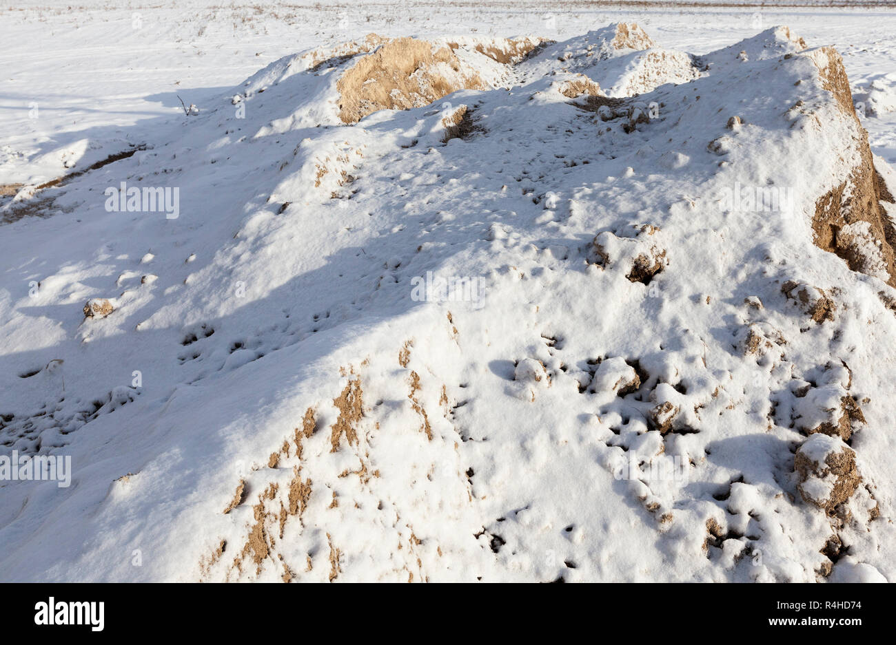 Yellow sand under snow hi-res stock photography and images - Alamy