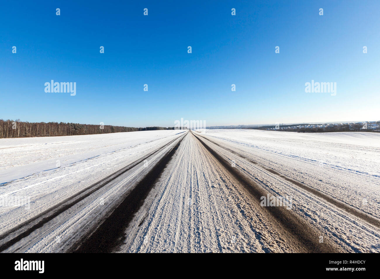 Light snow on street and driveway hi-res stock photography and images ...