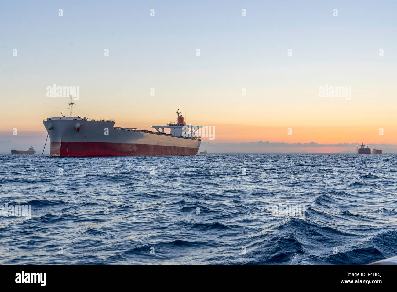 Huge ships hi-res stock photography and images - Alamy