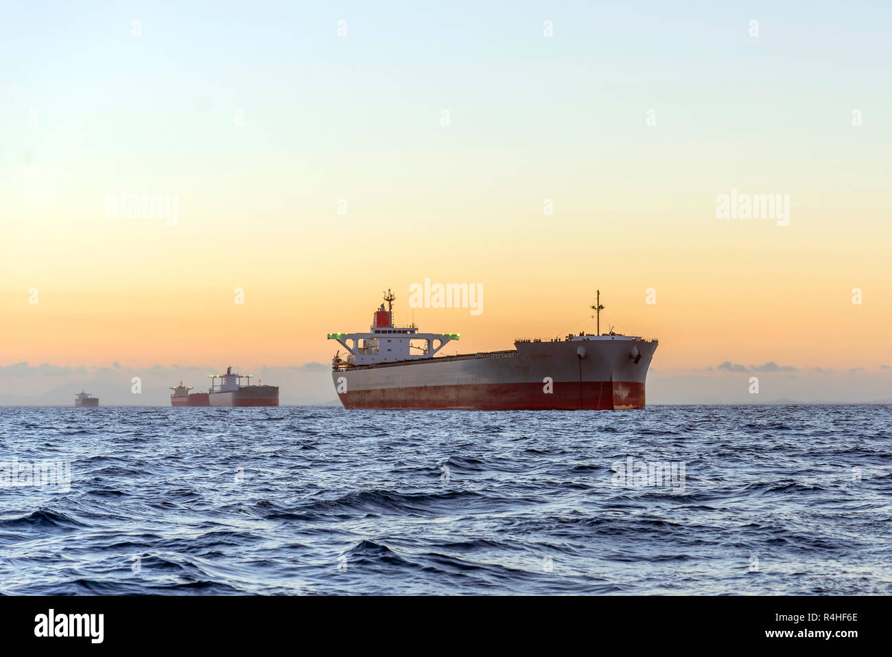 Huge ships hi-res stock photography and images - Alamy