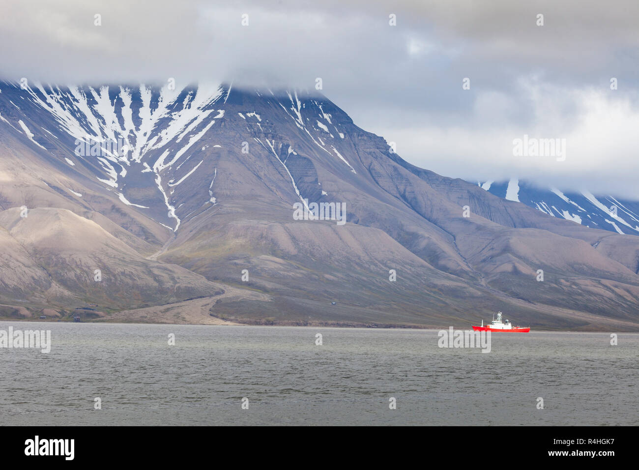 Beautiful scenic view with norge cruise boat docked at Longyearbyen ...