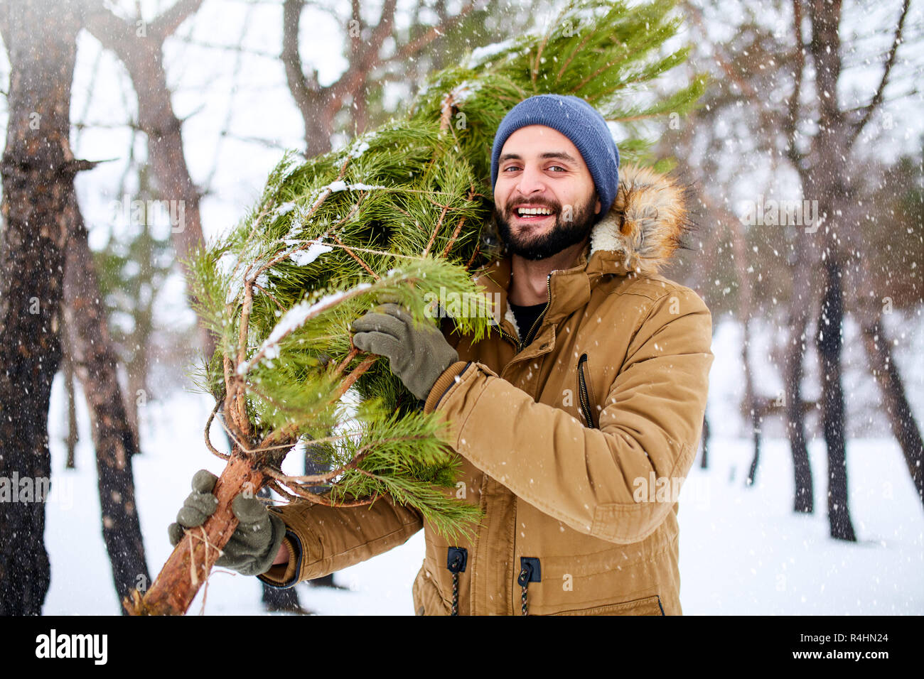Man carrying an axe on his shoulder hi-res stock photography and images ...