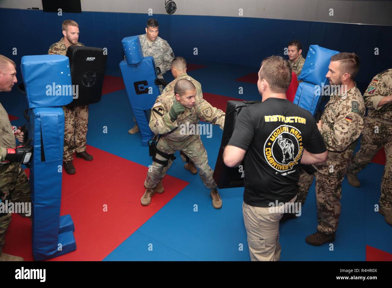 Maneuver center of excellence army instructors hi-res stock photography ...