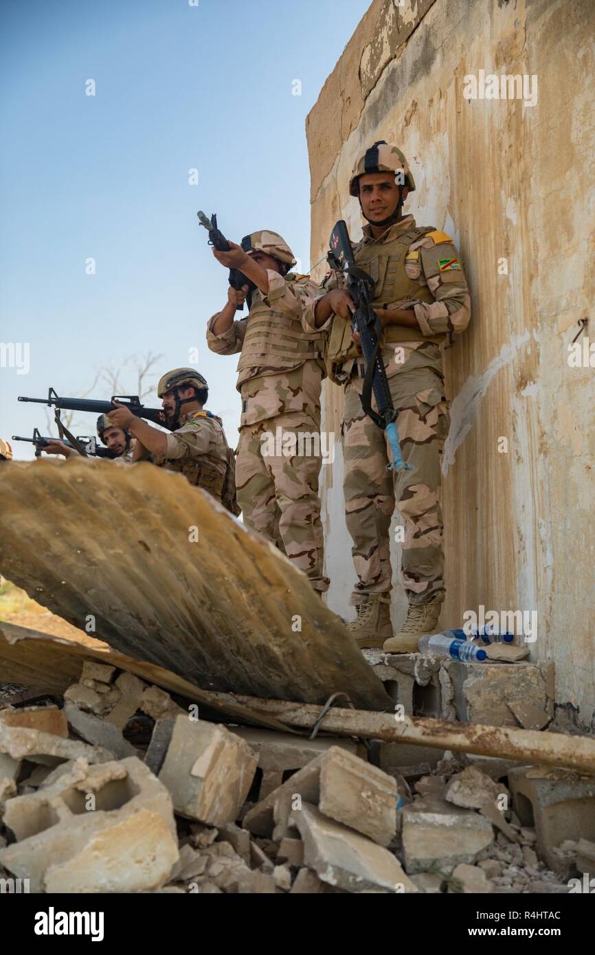Iraqi army soldiers from 3rd Battalion, 41st Brigade prepare to clear a ...