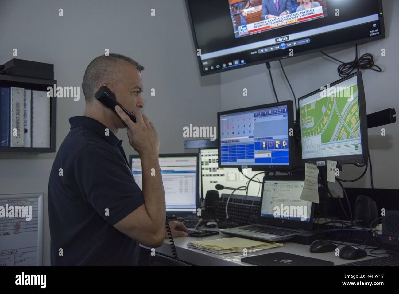 911 dispatcher hi-res stock photography and images - Alamy