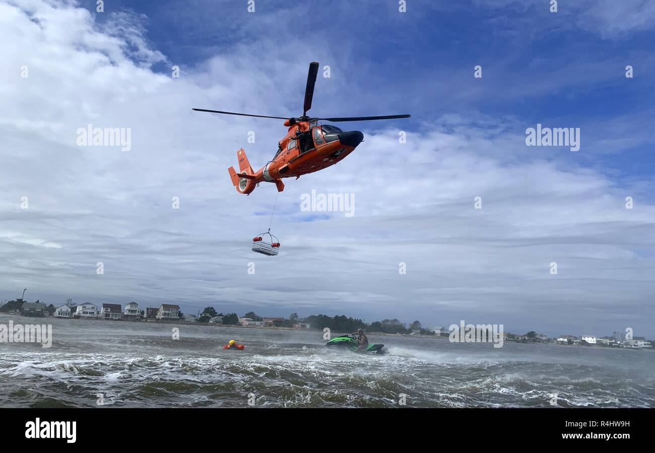Us coast guard diver in helicopter hi-res stock photography and images ...