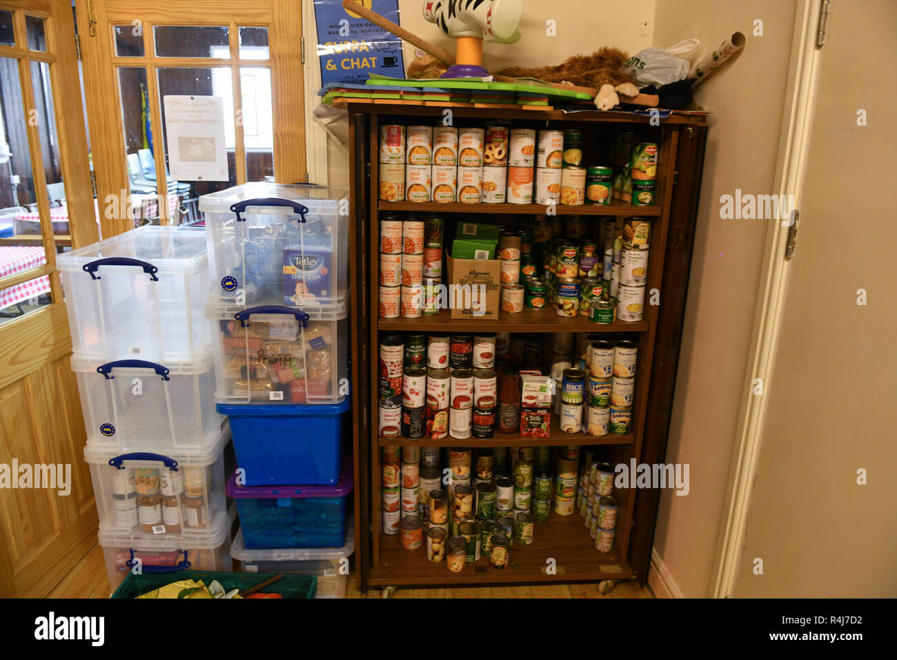 Food bank shelves hi-res stock photography and images - Alamy