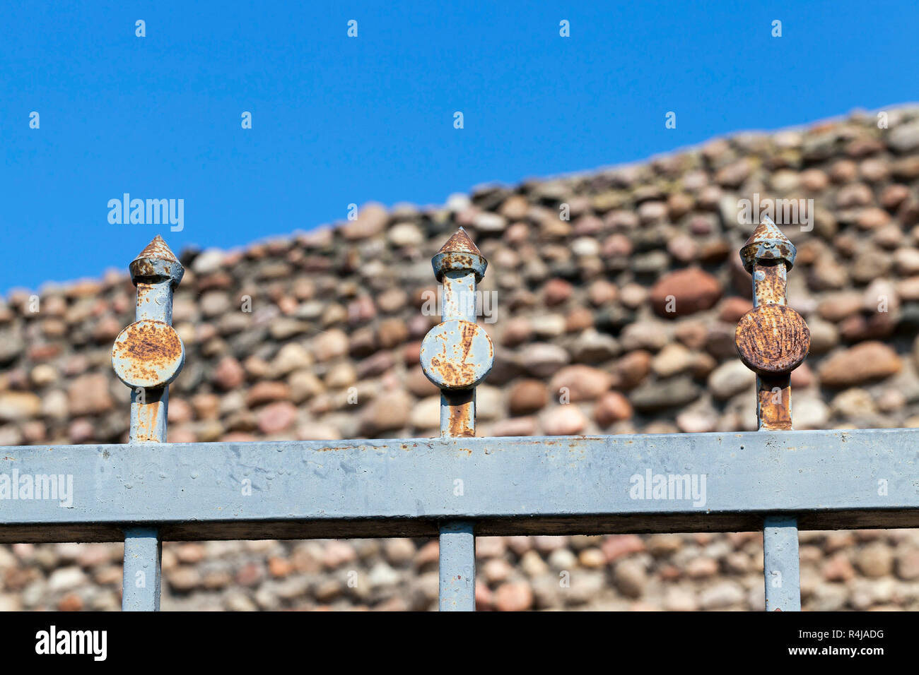 Stone fence metal part hi-res stock photography and images - Alamy