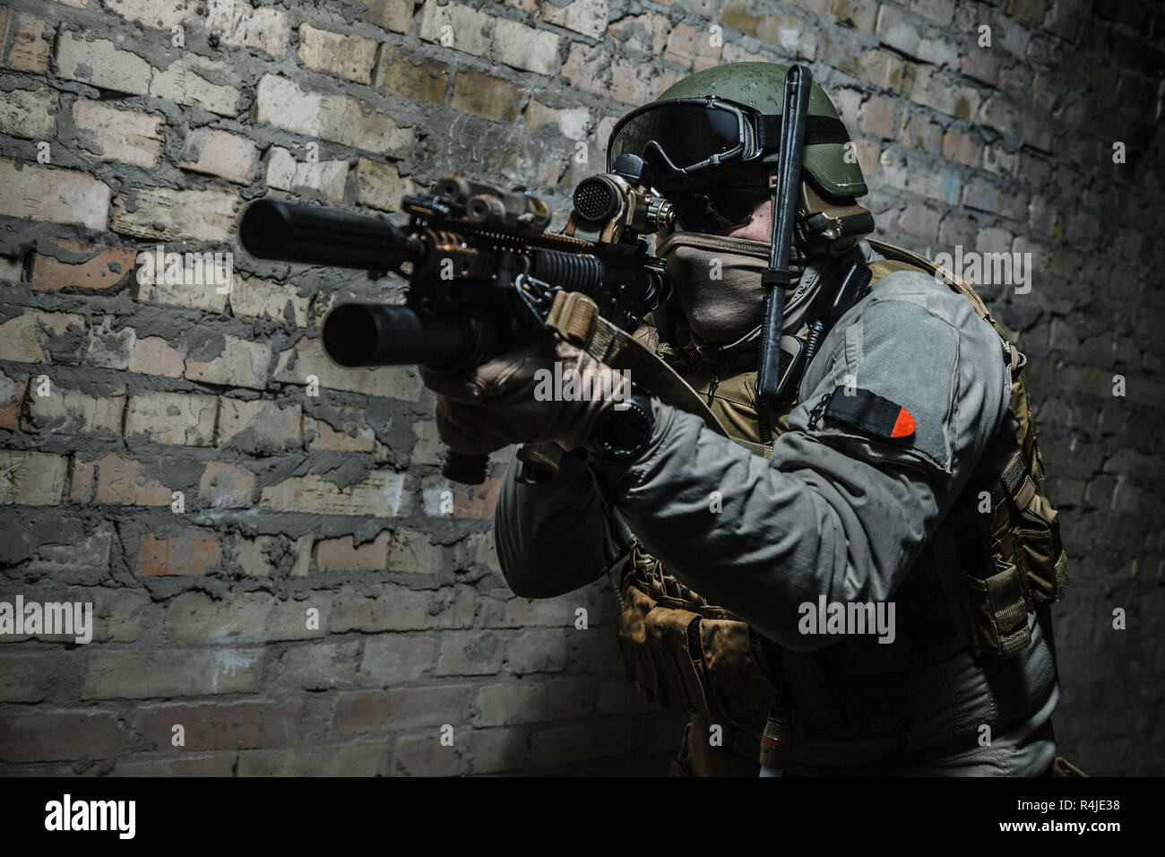 Army soldier aiming weapons Stock Photo - Alamy