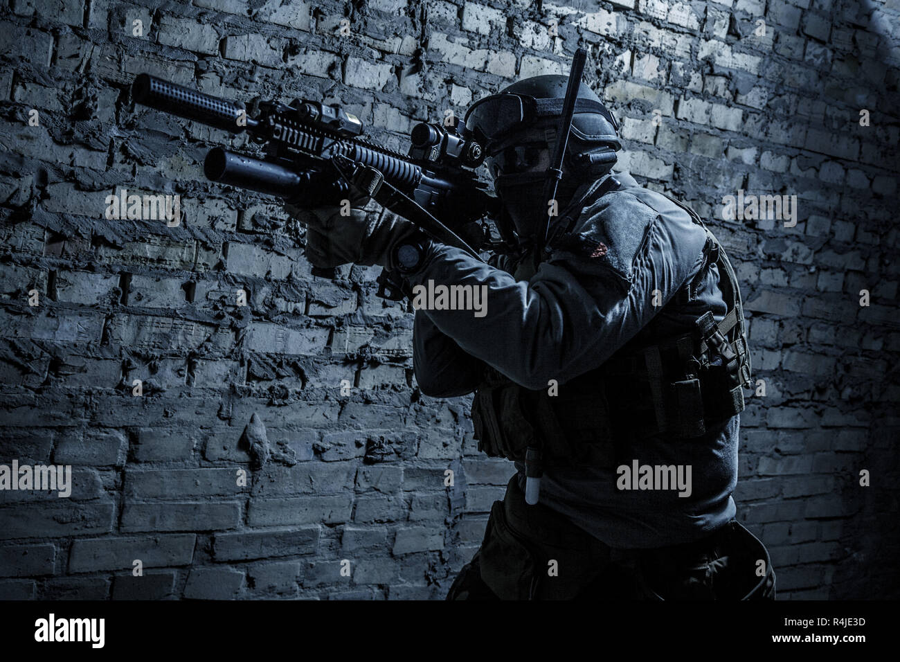 Army soldier aiming weapons Stock Photo - Alamy