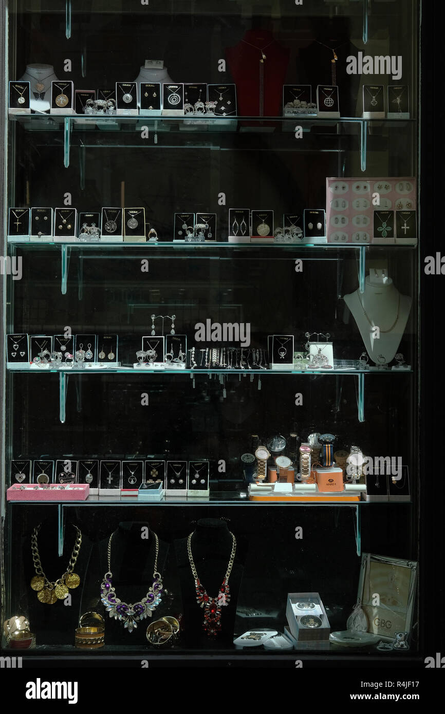 Jewellery shop window hi-res stock photography and images - Alamy
