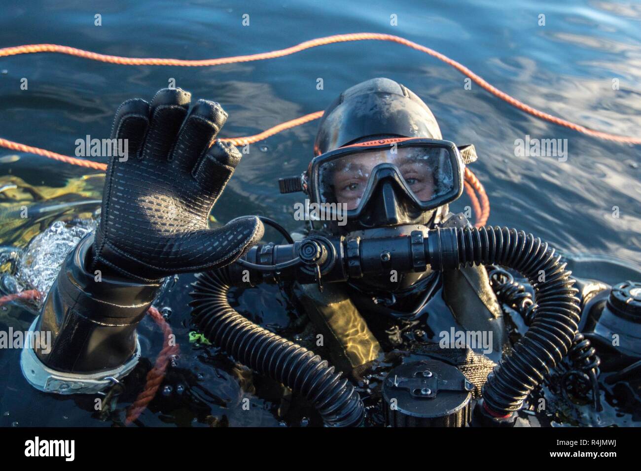 Divers from Royal Netherlands Navy mine hunter HNLMS Makkum dive on ...