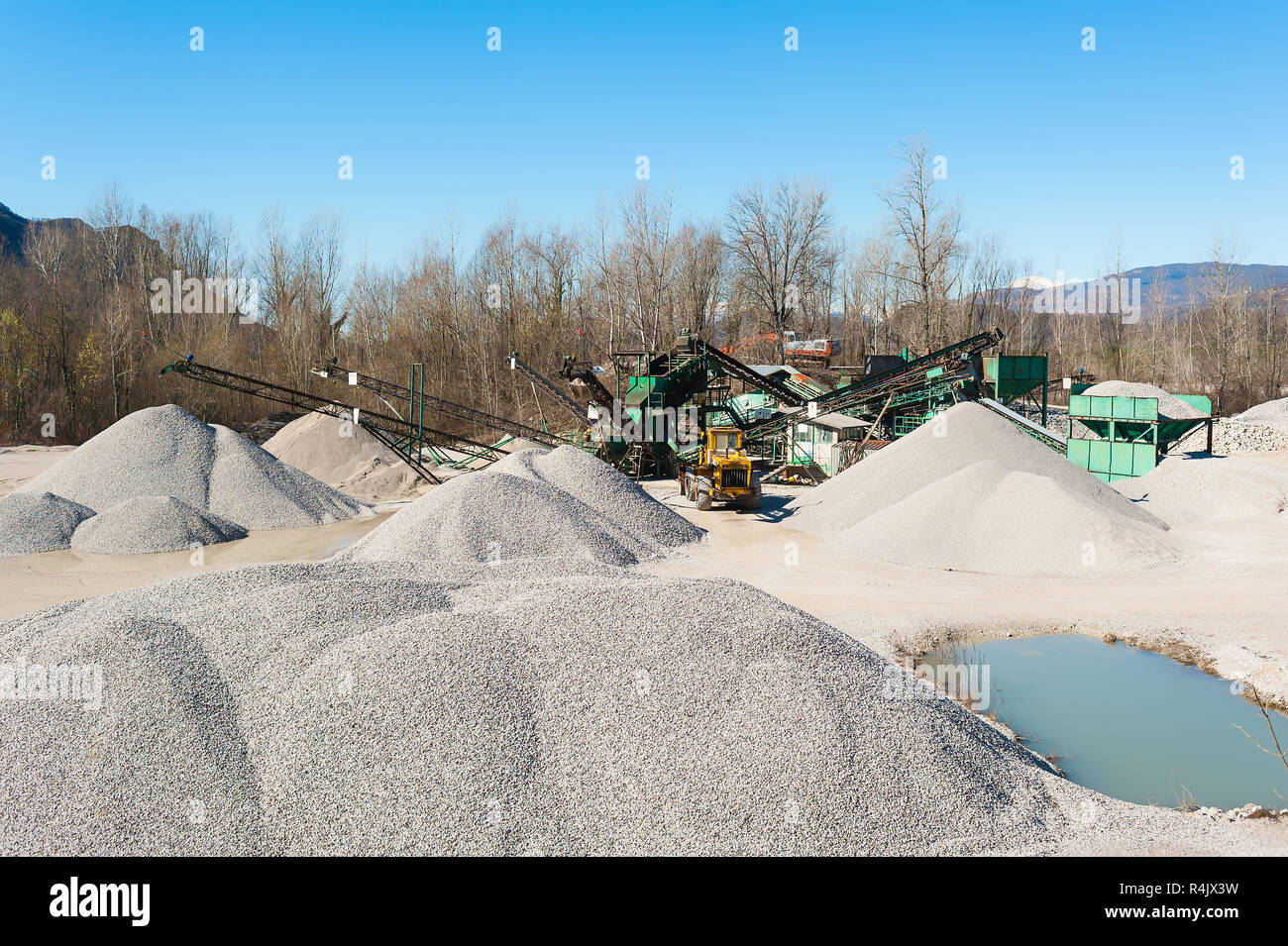 Gravel aggregate extraction. Machinery distribution and classification ...