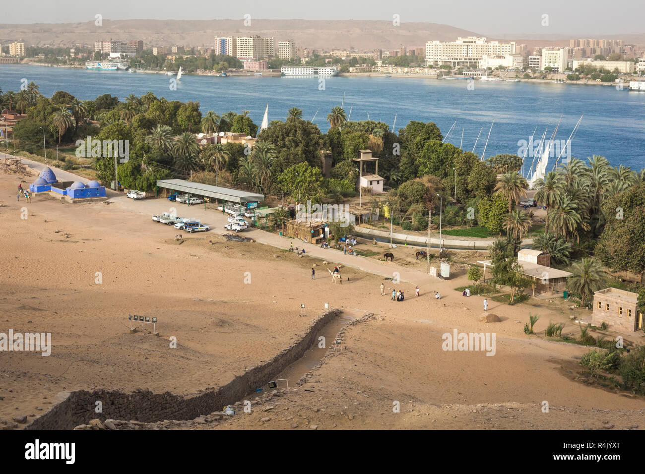 Egypt nile river desert tree house hi-res stock photography and images ...