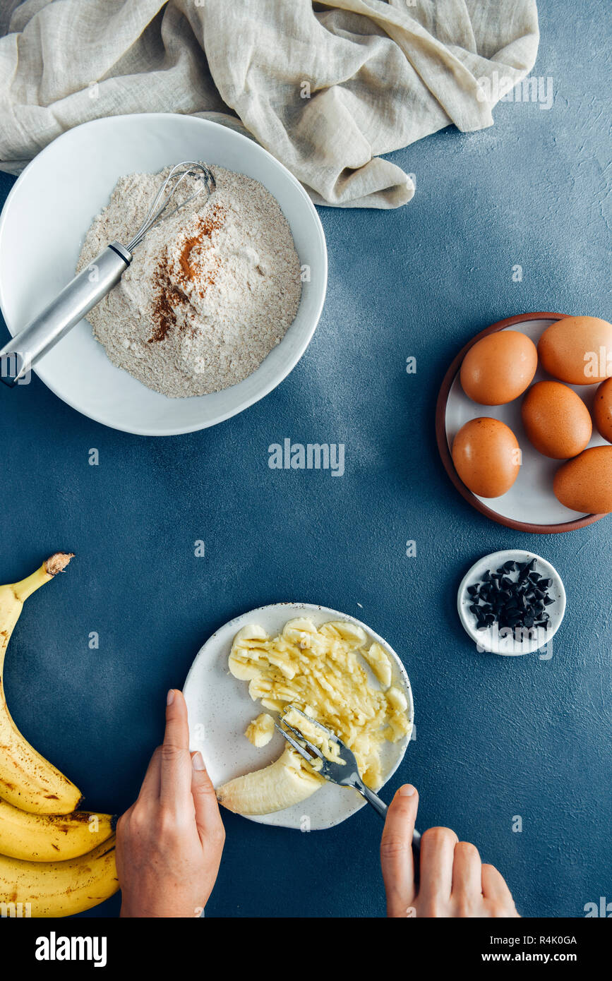 Hands of bananas hi-res stock photography and images - Alamy