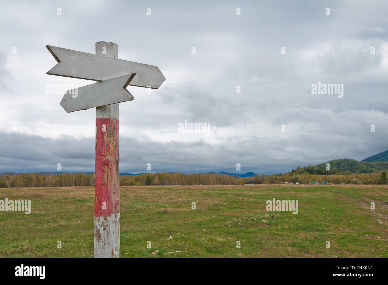 Empty wooden road pointer Stock Photo - Alamy