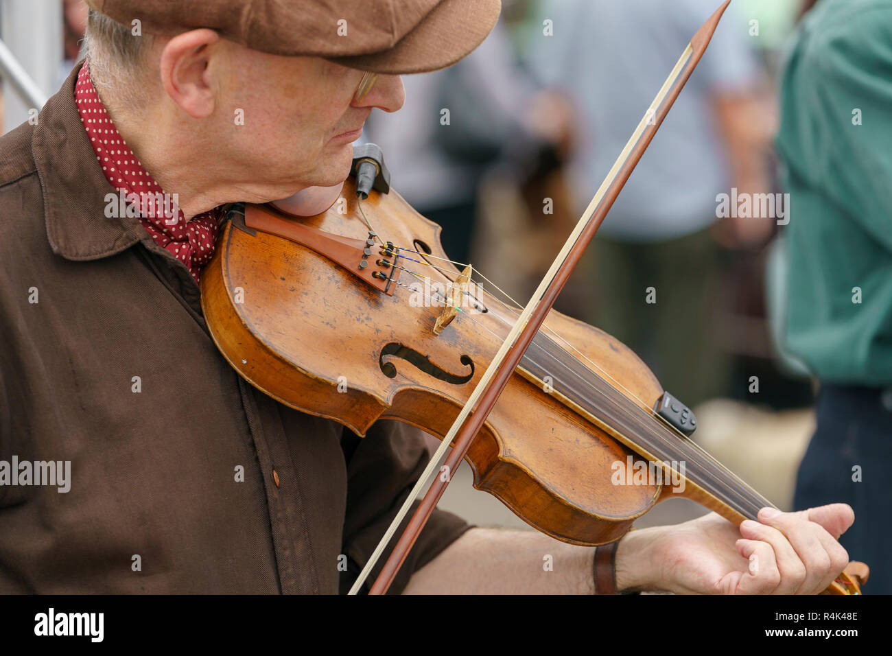 Man playing violin hi-res stock photography and images - Alamy