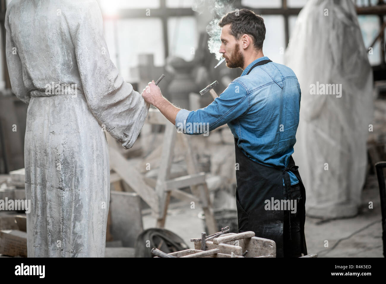 Hammer chisel sculptor stone hi-res stock photography and images - Alamy