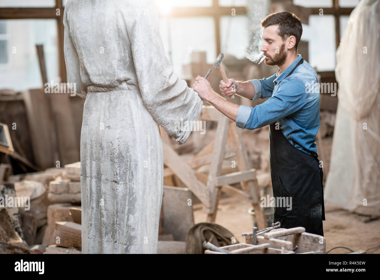 Hammer chisel sculptor stone hi-res stock photography and images - Alamy