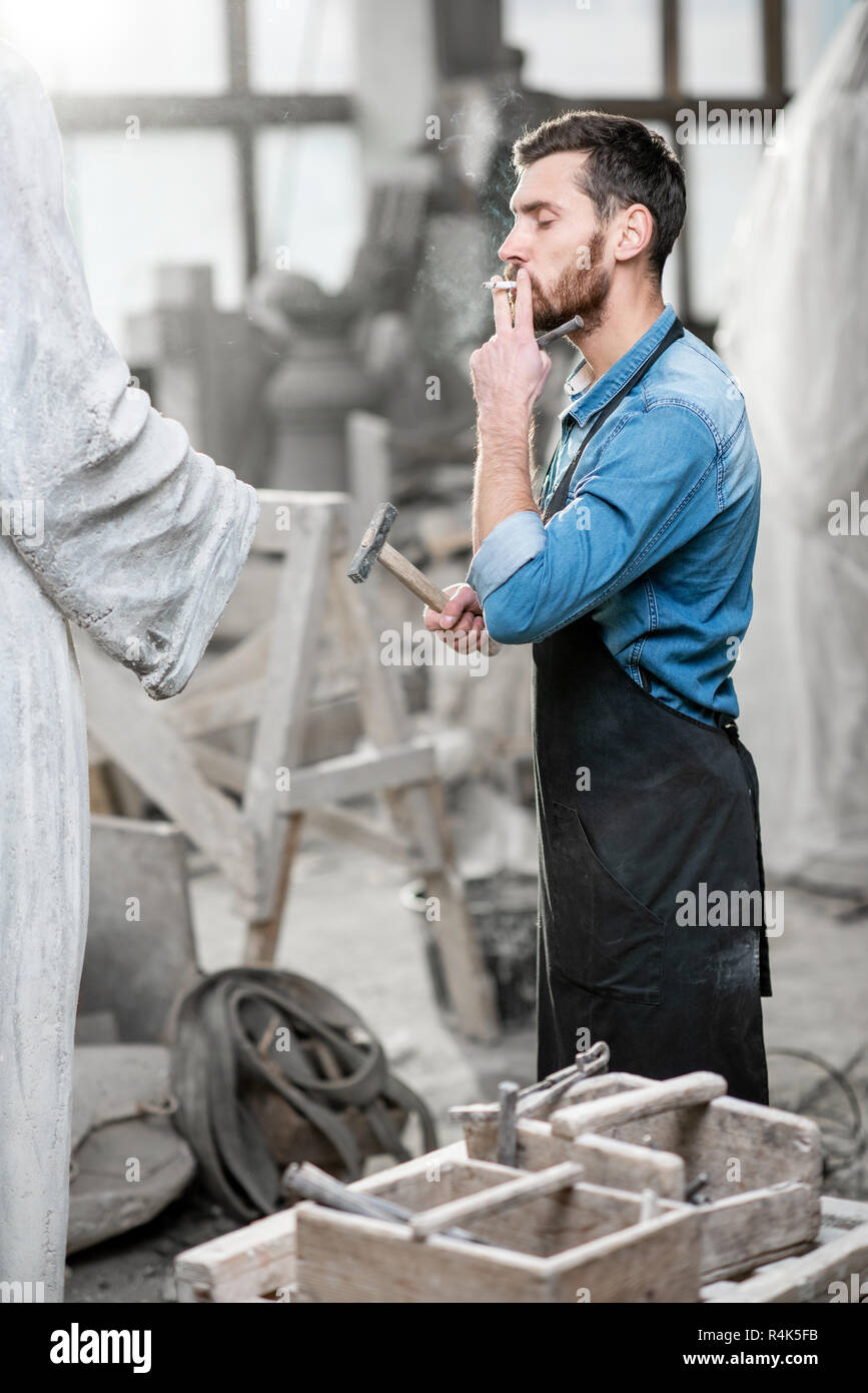 Hammer chisel sculptor stone hi-res stock photography and images - Alamy